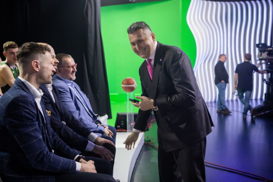 "Polityka" o Piesiewiczu: prowizje i władza absolutna - SuperBasket